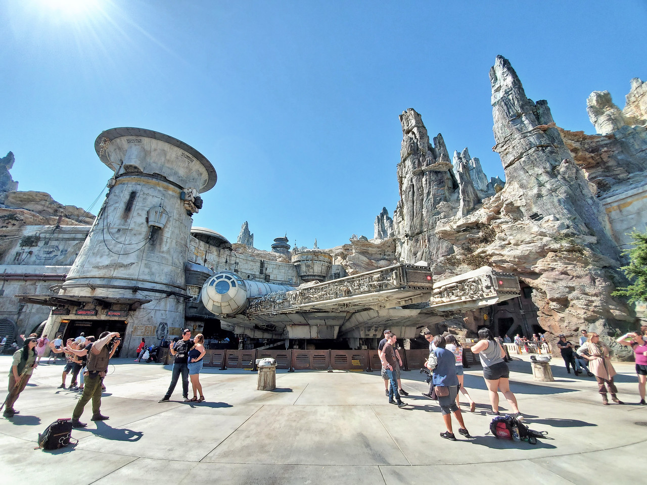 Complete Guide: STAR WARS: GALAXY’S EDGE at Disneyland brings a galaxy ...