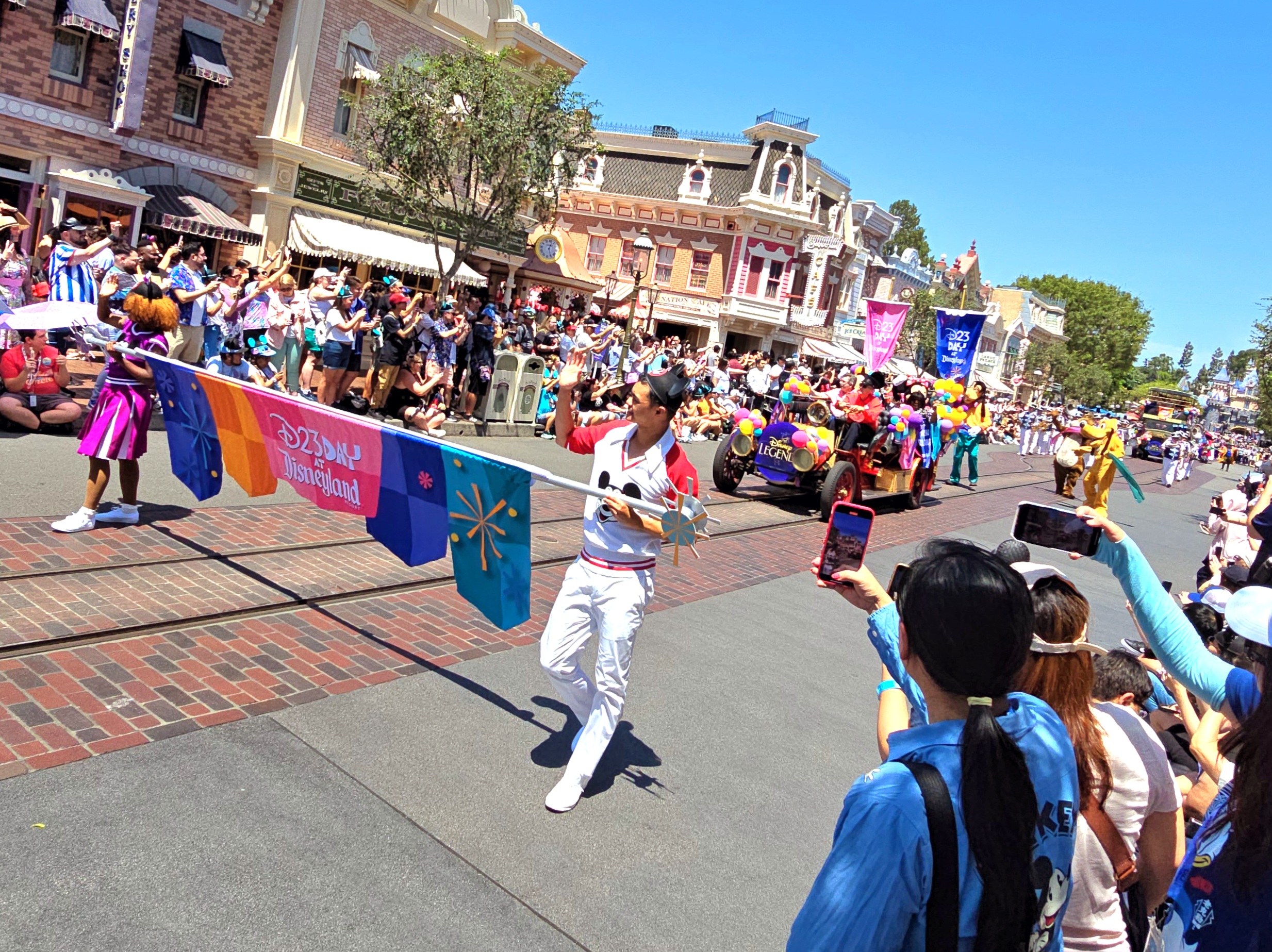 D23 DAY: Disney Legends, characters, join Disneyland cavalcade ahead of ...