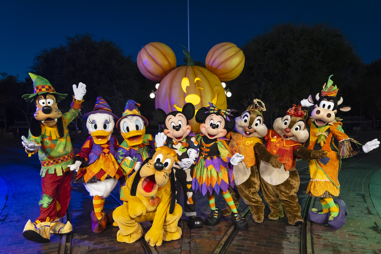 Mickey, Minnie, and their pals dress up with new outfits for Halloween ...