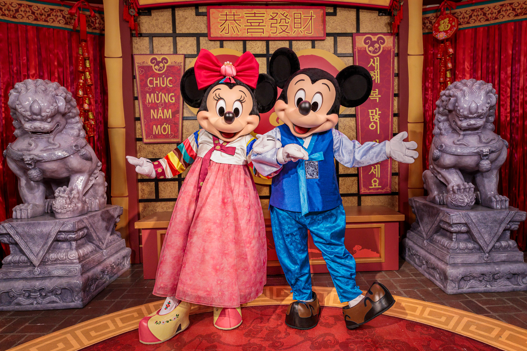 FIRST LOOK: Mickey and Minnie Korean outfits debut for Lunar New Year ...