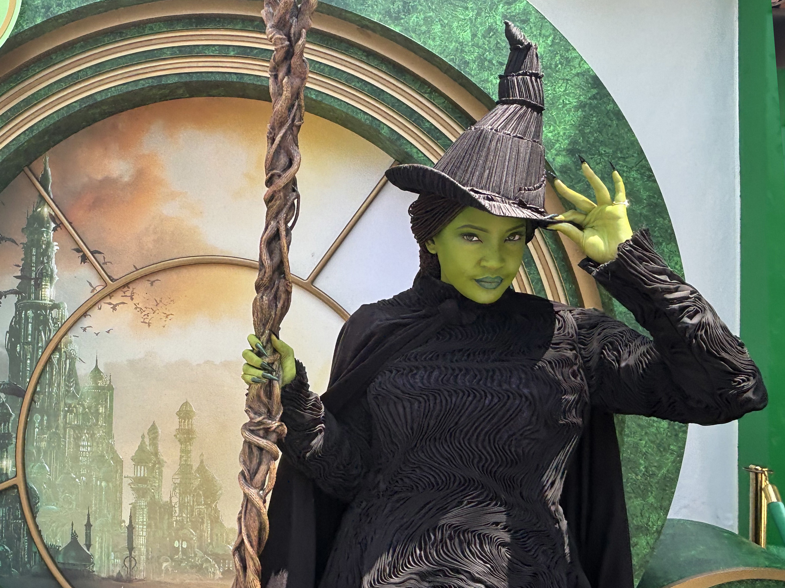 GUIDE: Elphaba and Glinda meet and greet during Universal Mega Movie ...