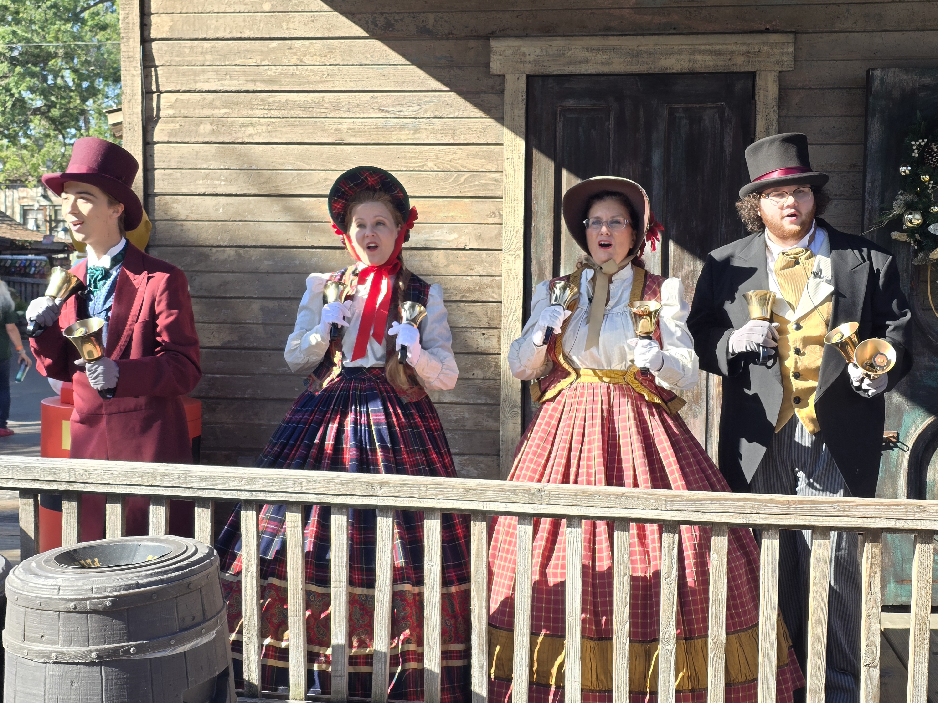 GUIDE: Calico Carolers at 2025 Knott’s Merry Farm | MouseInfo.com
