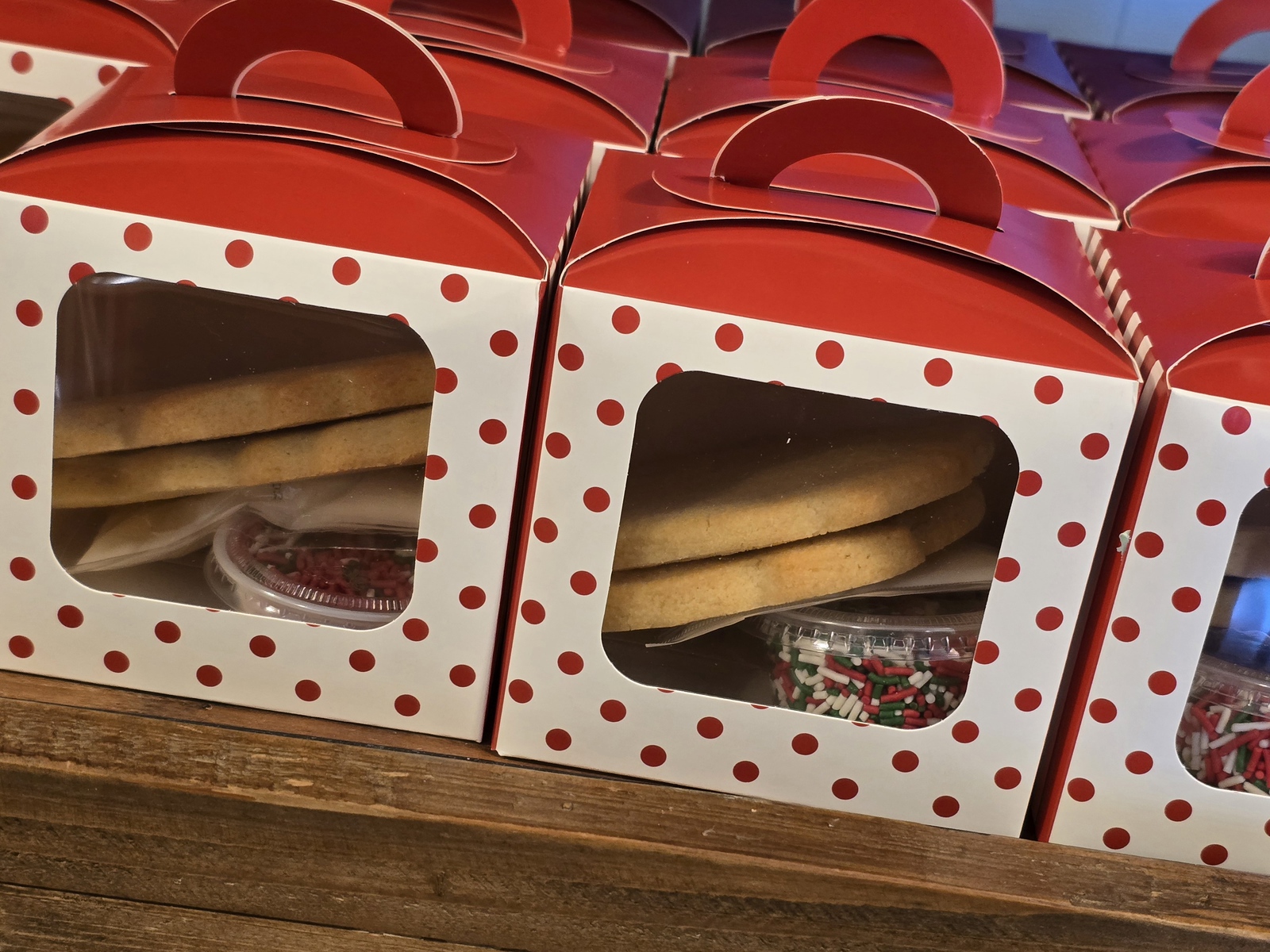 GUIDE: Cookie Decorating at Mrs. Claus’ Kitchen for 2025 Knott’s Merry ...